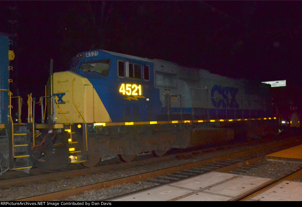 CSX SD70AC 4521 in sweet YN2 paint trails on Q438-09